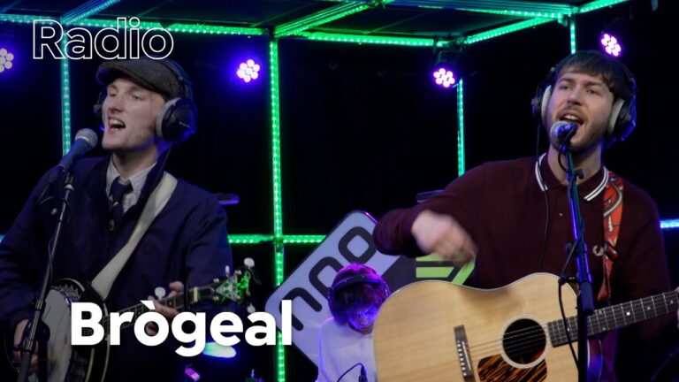 スコットランドの5人組バンド Brògeal、デビューアルバム『Tuesday Paper Club』をリリース ...